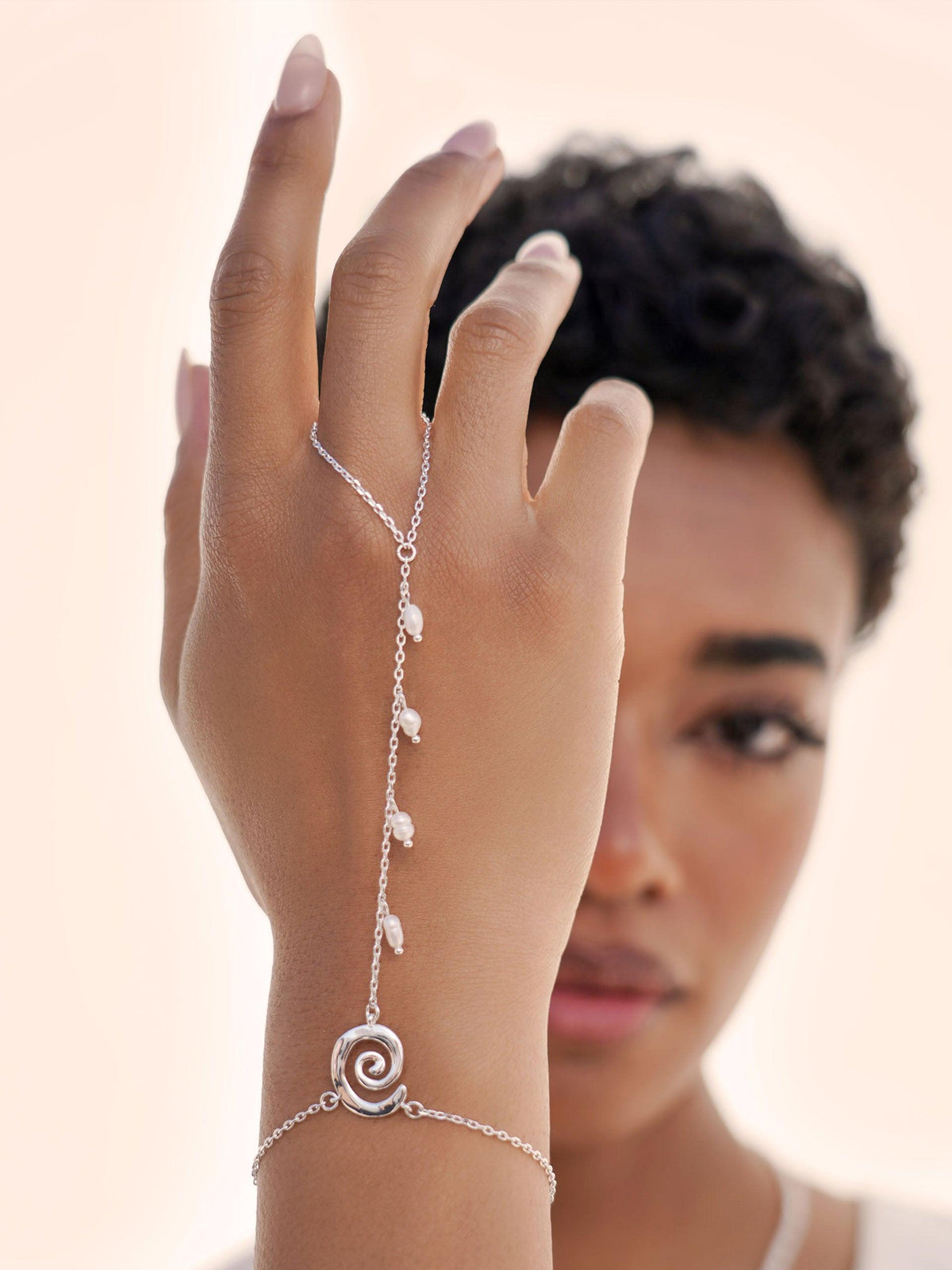 Aura Pearl Hand Chain – Flying Tomato